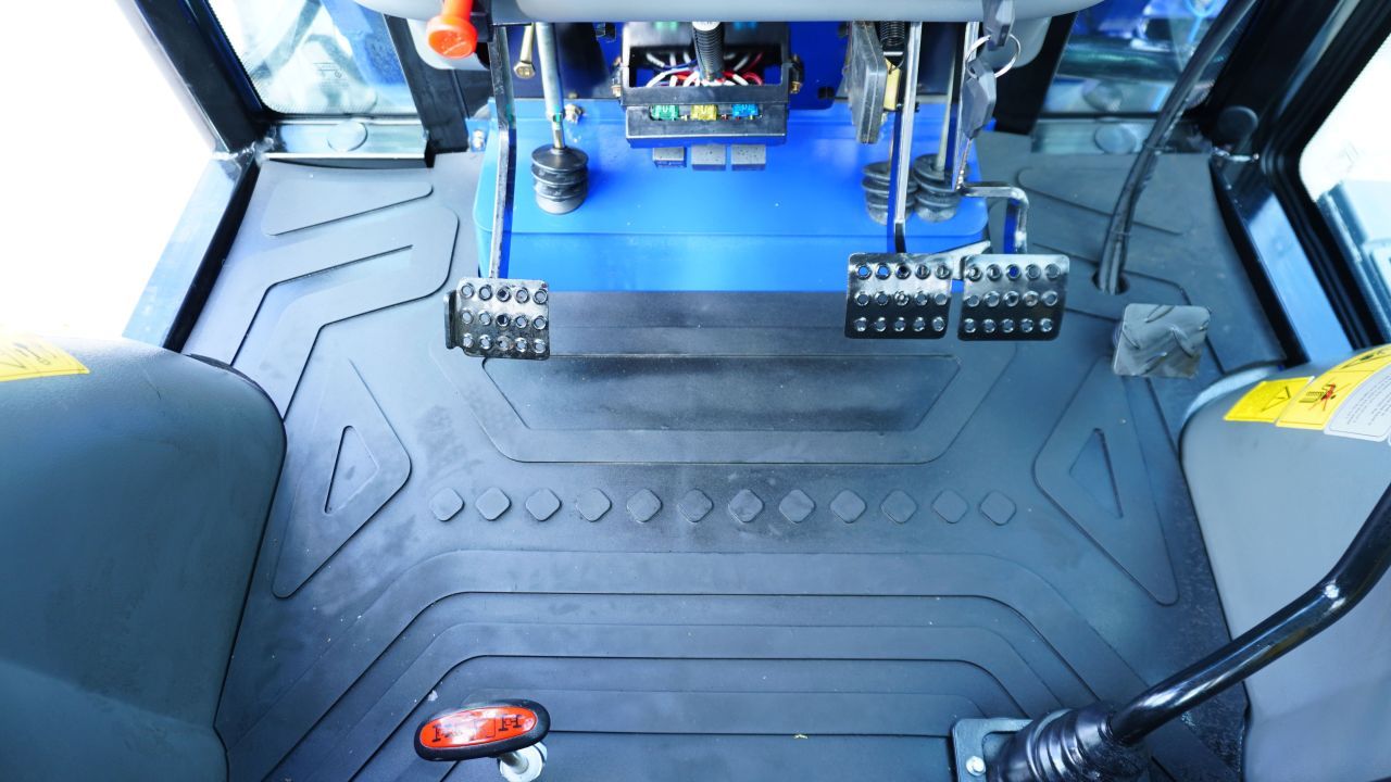 Trident Seasonal Savings 45hp 4wd A/c Cabin Tractor With 4in1 Bucket ...